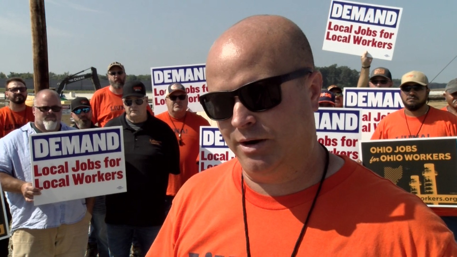 Local unions picket construction site of distribution spec building on I-71